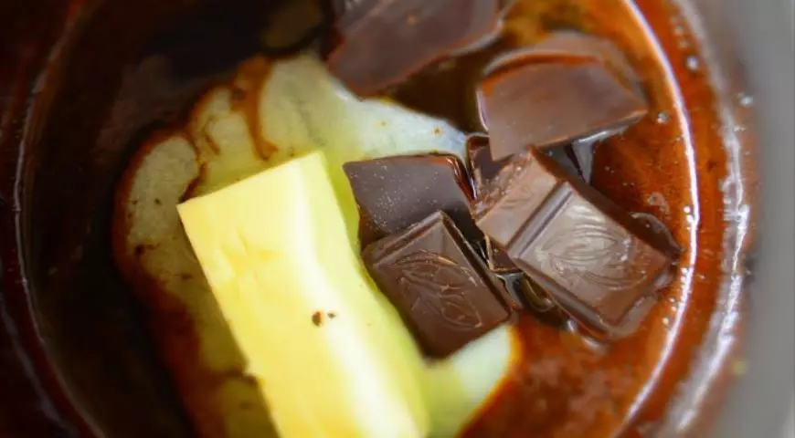 Cocinar chocolate helado para pastel