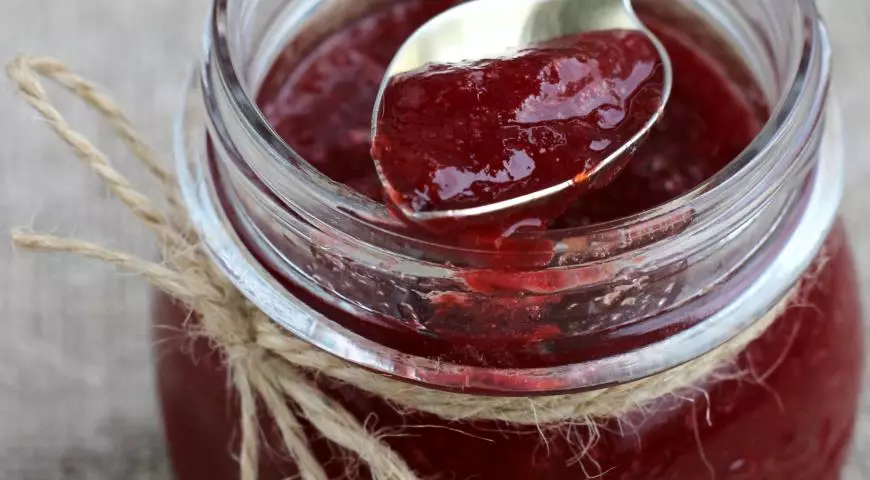 Een pruimen jam voorbereiden met nectarine