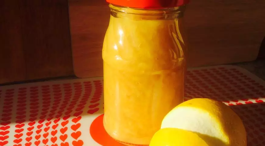 Coloque o confiture de gengibre para o frasco, depois remova para a geladeira até o inverno