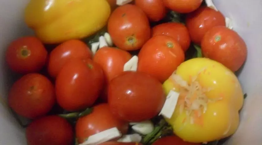 Meng Tomaten an leeën um Buedem vum Container eraus