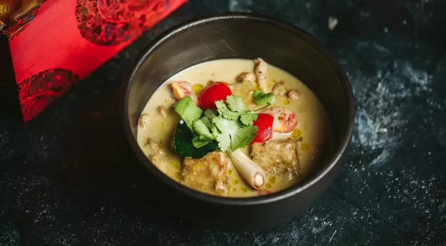 Pui în curry verde