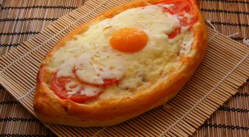 Pide com queijo, tomates e ovo