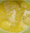 Főzés a tésztát a cupcake-hez, csatlakoztassa a lágyított olajat, a cukrot és a tojásokat