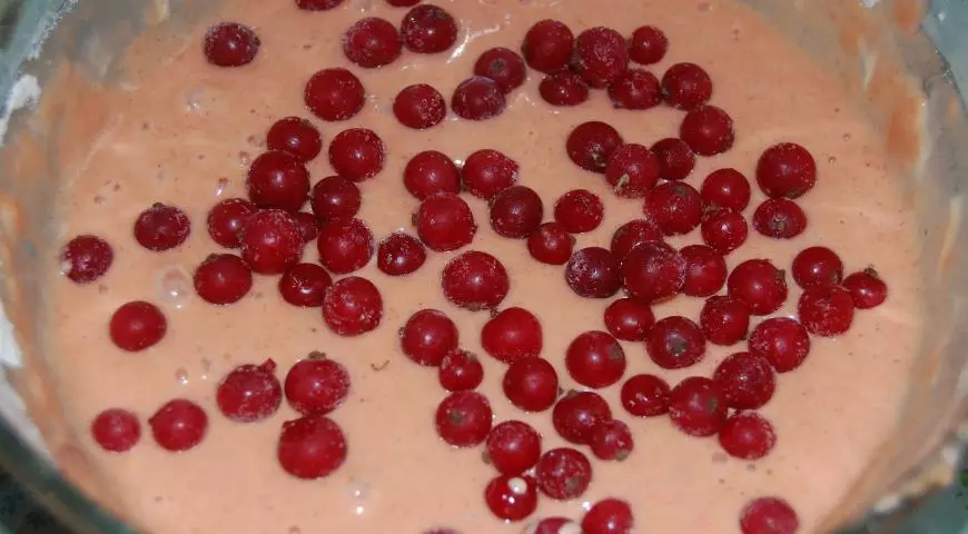 Gwakọta ihe ndị a kwadebere, gwakọta mgwakota agwa ma tinye uhie currants