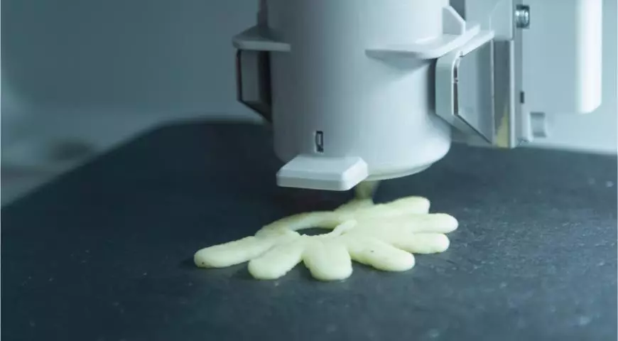 Studento de Rusujo presita sur 3D-printilo de vermoj-stangoj
