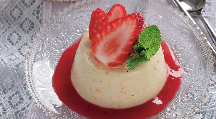 Panacotta bi Vanilla û Strawberry