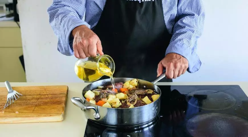 Stock foto madlavningsopskrift: udslæt puff kage med oksekød bunke, trin nummer 1