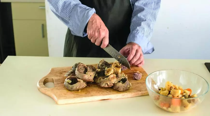 Stock foto madlavning opskrift: udslæt puff wienerbrød med oksekød bunke, trin nummer 3