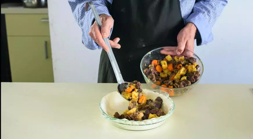 Stock foto madlavning opskrift: udslæt puff wienerbrød med oksekød bunke, trin №4