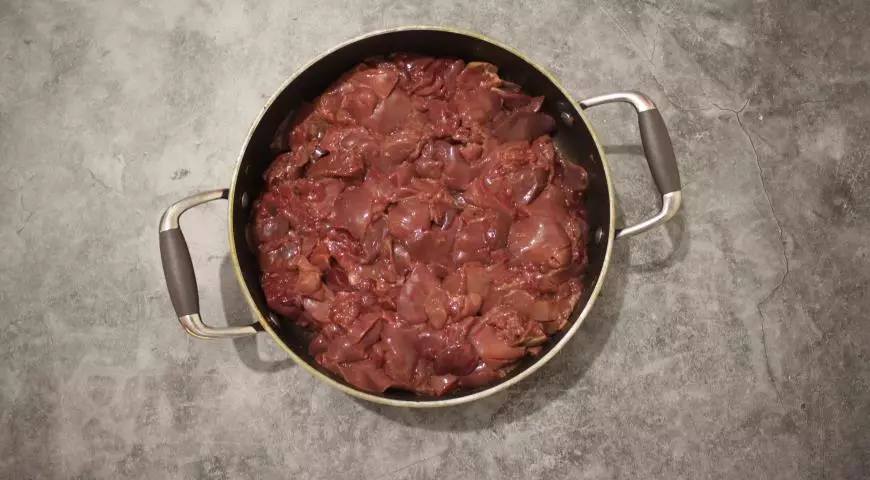 Cut the chicken liver and carcass on medium heat 20 minutes