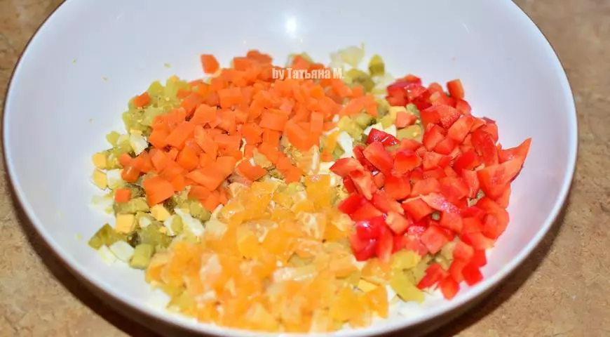 Schneiden Sie Gemüse zum Kochen von Salat mit Leber