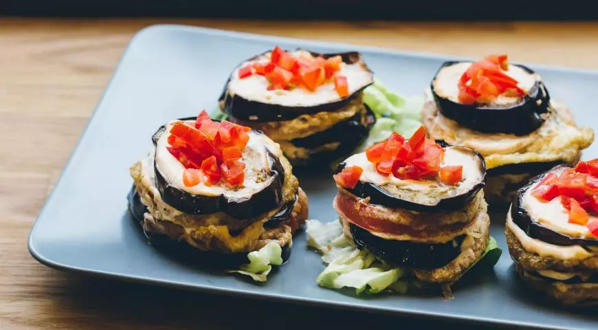 Aubergine snack met tamaties