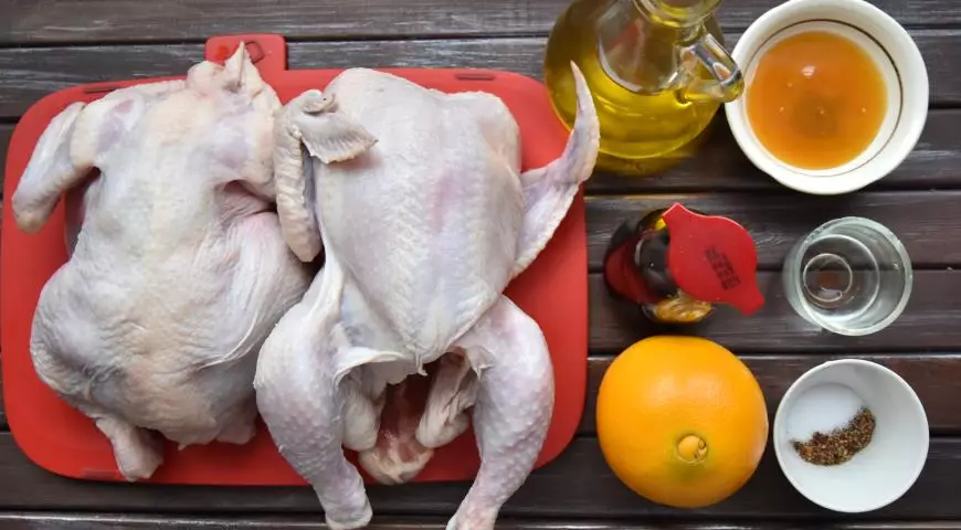 Foto della preparazione della ricetta: polli con arance e mirtilli rossi, gradino numero 1