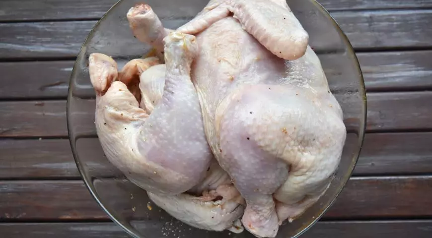 Foto della preparazione della ricetta: polli con arance e mirtilli rossi, gradino numero 2