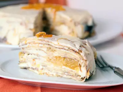 Un gâteau à crêpes avec crème orange