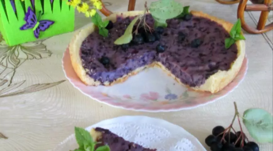 Tart s črnim rožem