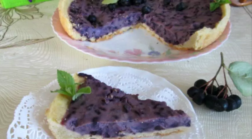 Tart dengan rowan hitam