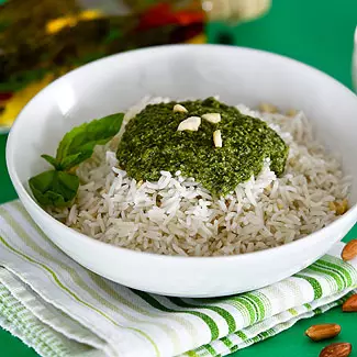 الأرز مع صلصة الفول السوداني والبيستو في طباخ بطيء