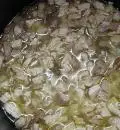 Jus dari ayam tuangkan ke dalam kompor lambat dan tambahkan daging