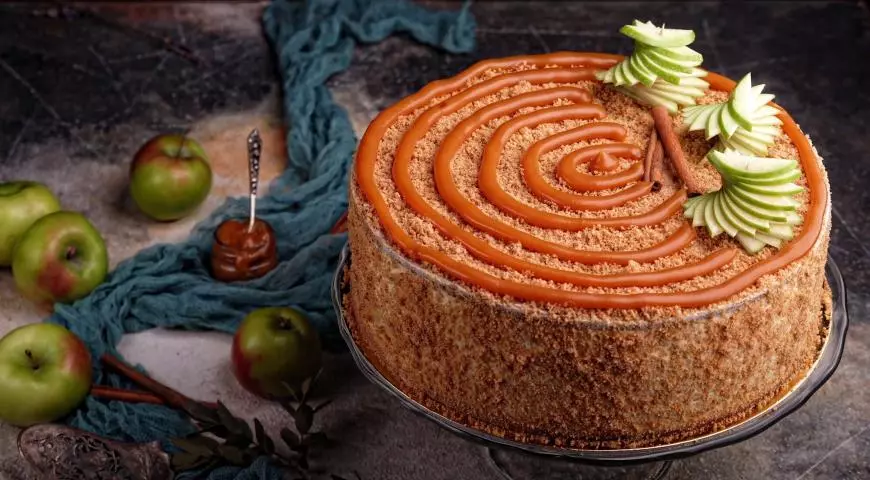 Apple Cake bi Caramel Bavarian Mousse