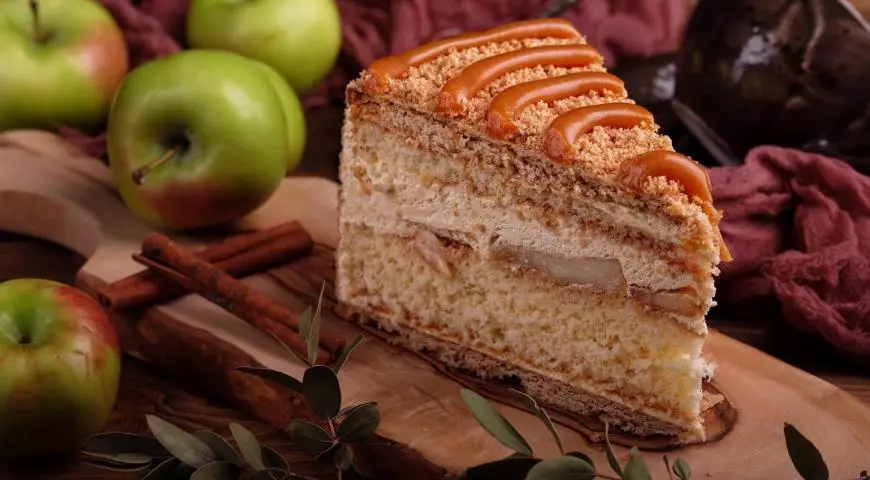 Kek Apple dengan Caramel Bavarian Mousse Sedia