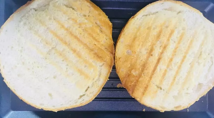 Corte o pão para o hambúrguer e secou duas metades