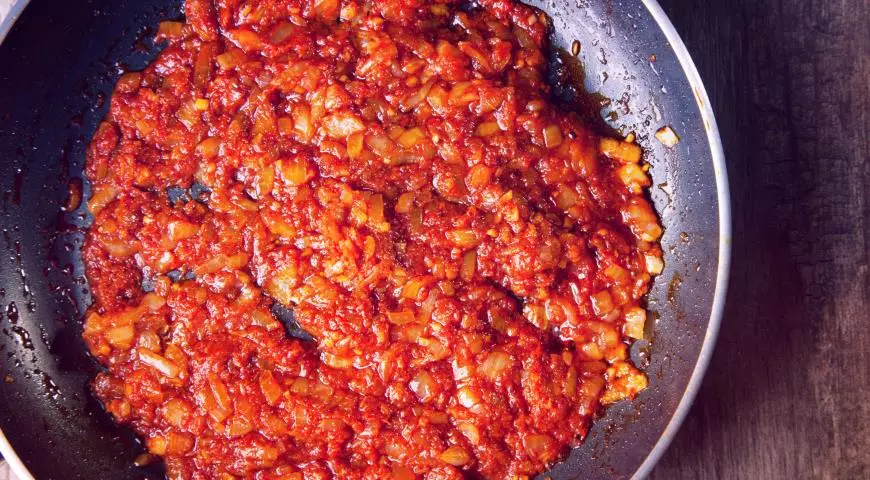 Pržite luk, dodajte drobljene sastojke, šećer i curry paste