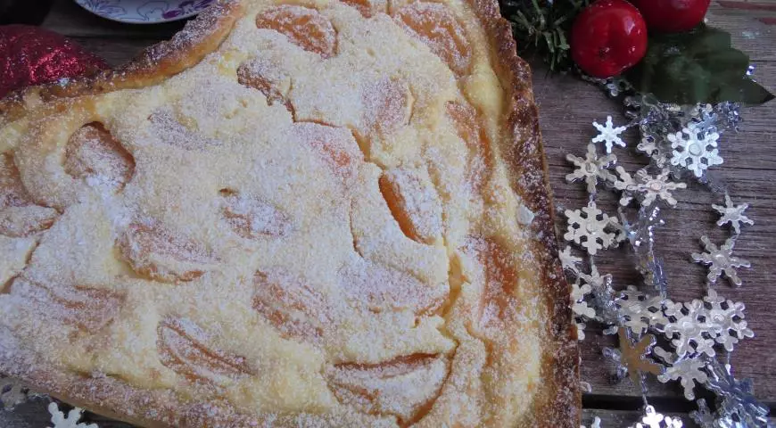 Torta de requeijão de cozedura com tangerinas no forno, polvilhada com açúcar mascavo, e no final do açúcar em pó