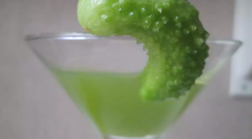 Cooking a drink from kiwi with cucumber
