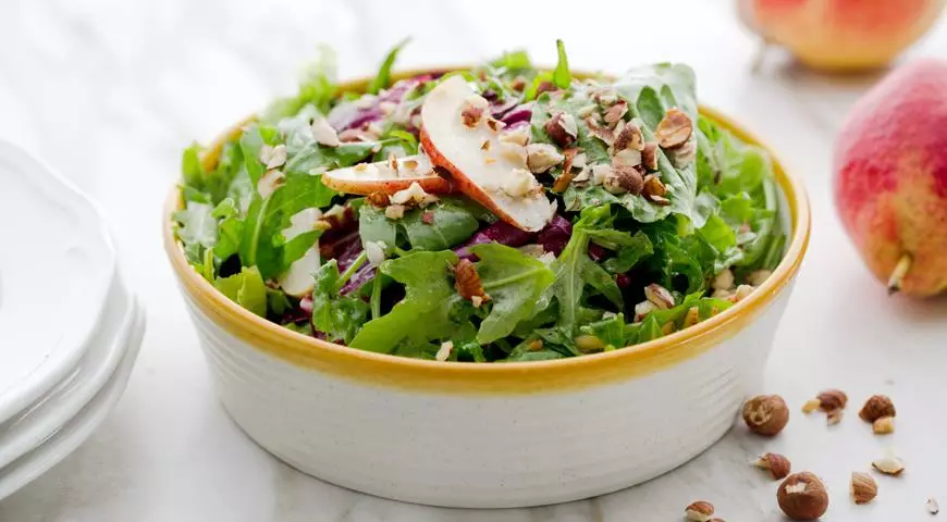 Salade hamwe na paars itukura na hazelnuts