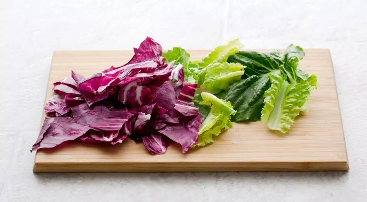 Krammer bladene på Romano og Radikkio, legg til pæren sammen med arugula og basilikum