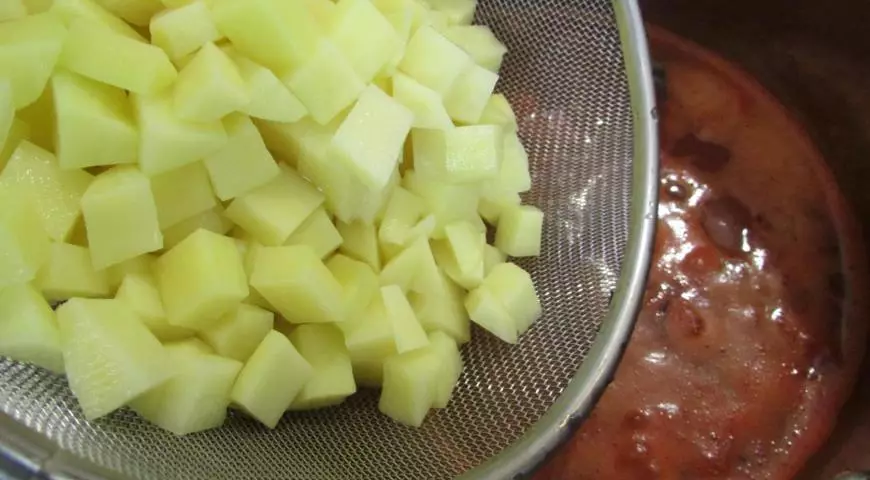 Foto de stock Receta de cocina: sopa de tomate gruesa con carne picada, paso número 10