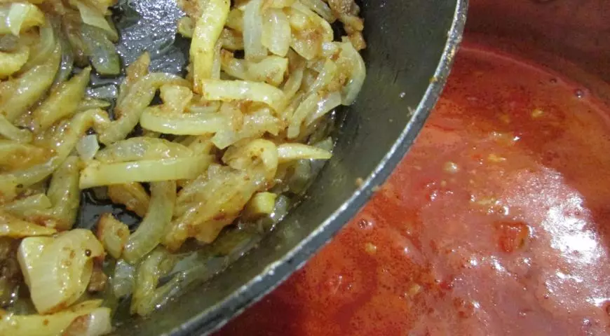 Masak sup tomato untuk kesediaan