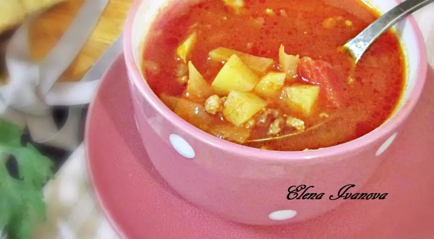 Sopa de tomate gruesa con carne picada lista para la alimentación.