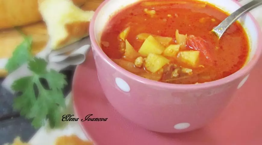 Memasak sup tomato tebal dengan daging cincang