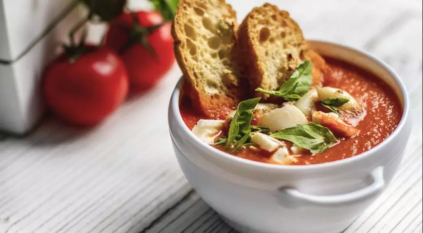 Tomat pure soup ak legim fwote, kalma ak kroustiyan chiabatta