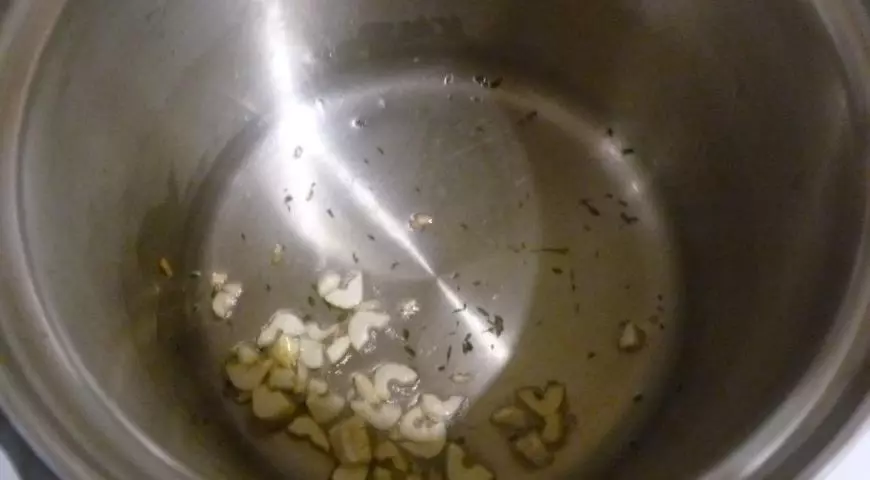 Frire l'ail pour la soupe sur l'huile