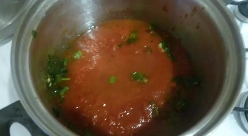 Tilsæt selleri og tomater i suppe