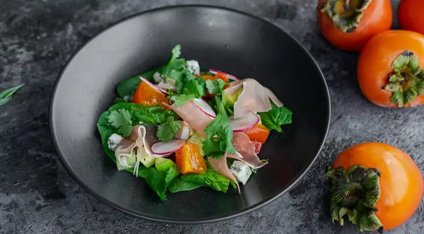 Salada com caqui, espinafre e hamon espanhol