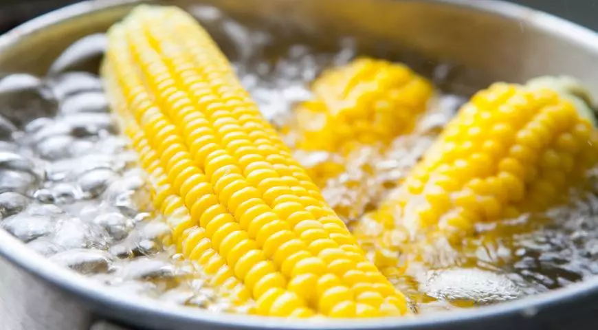 Як і скільки варити кукурудзу