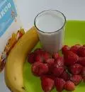 Kuandaa viungo muhimu kwa smoothies.