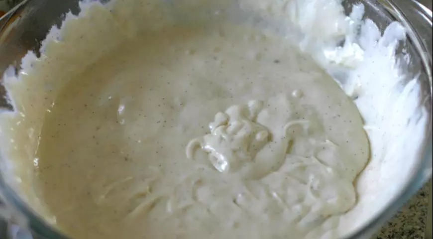 Campurkan puding vanila dengan mascarpone untuk trifla