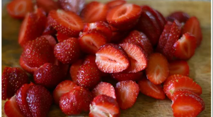 Tăiați căpșuni pentru pregătirea TRIFLA