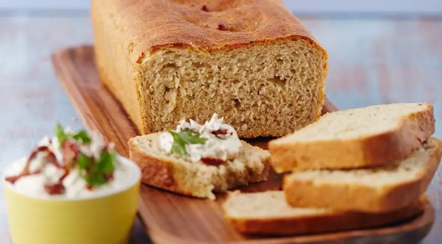 Pâine cu pastenk, brânză și salvă
