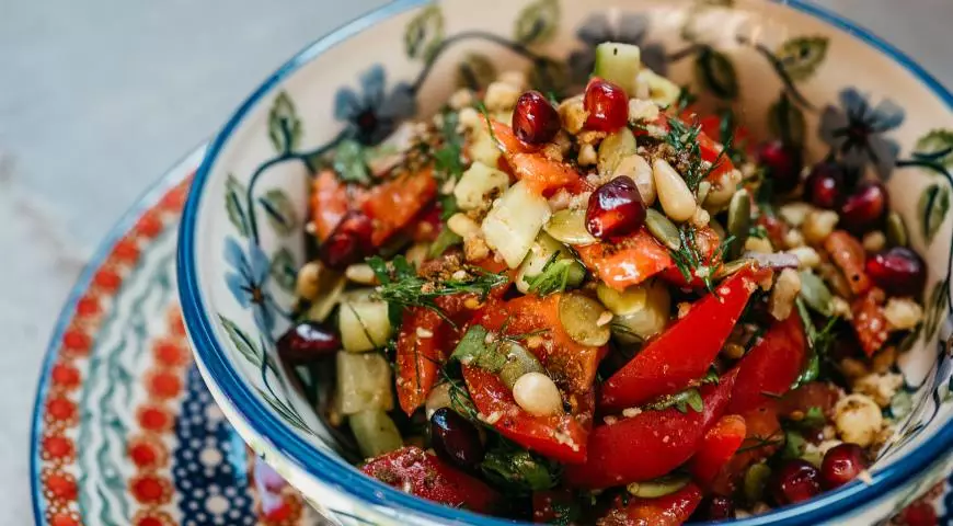 Süzme peynirli Orta Doğu Salatası