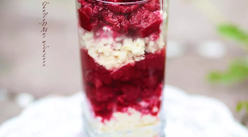 Postre de la frambuesa con el tofu doméstico