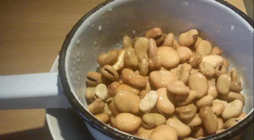 Enxágüe, entón ferva Faua Beans ata a preparación