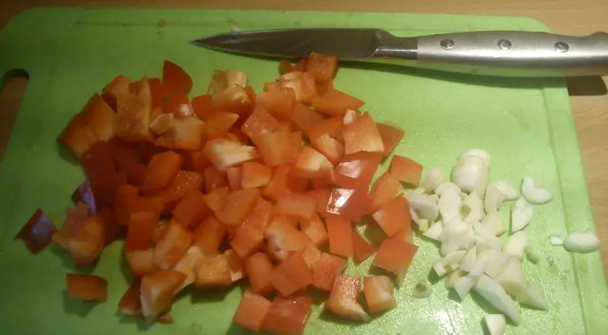 Prepare a salsa de tomate para feixón de fava