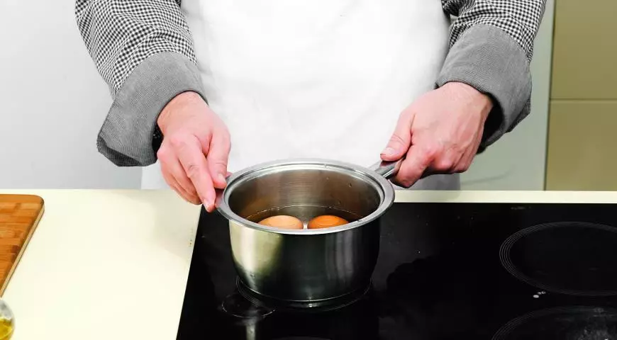 Foto van kookrecept: groene salade met eieren en kaas, stap nummer 2