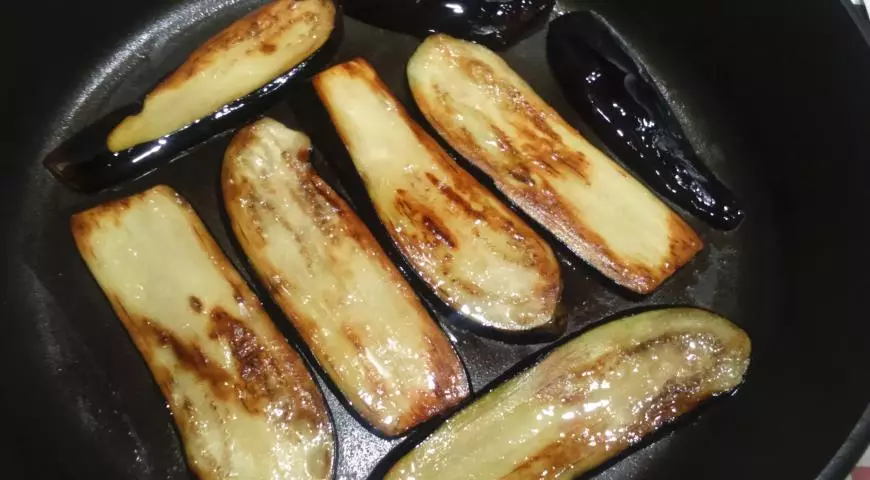 Bee eggplants na akwa efere, gbanye n'ime akpa, nnu ma hapụ 30 nkeji, mgbe ahụ ighe si n'akụkụ abụọ